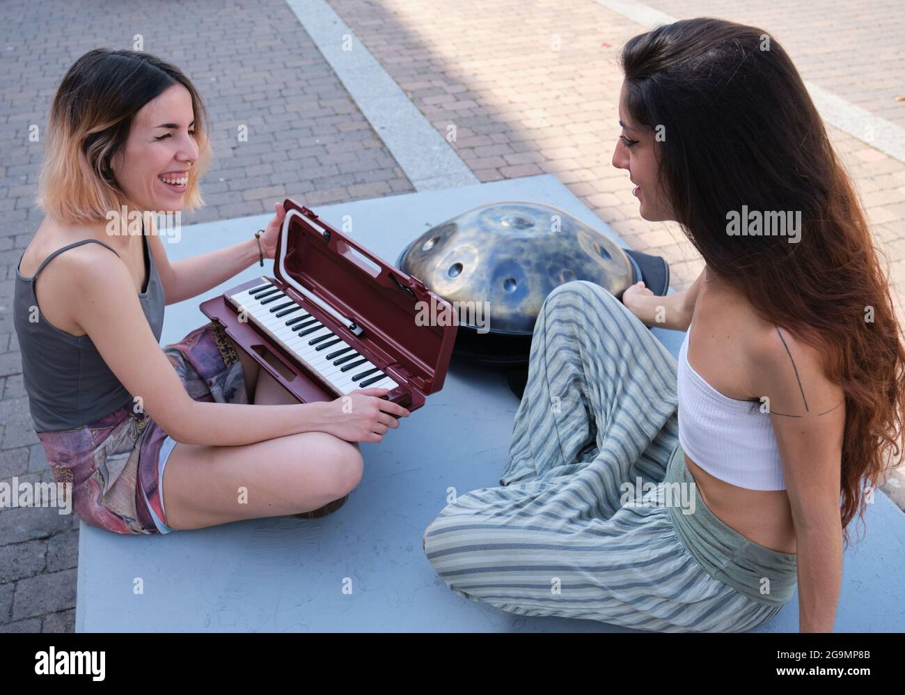 Women talking concert hi-res stock photography and images - Alamy