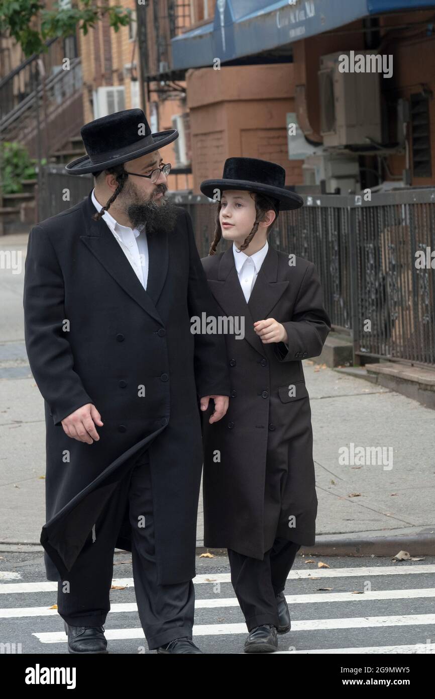 Father son cross city street hi-res stock photography and images - Alamy