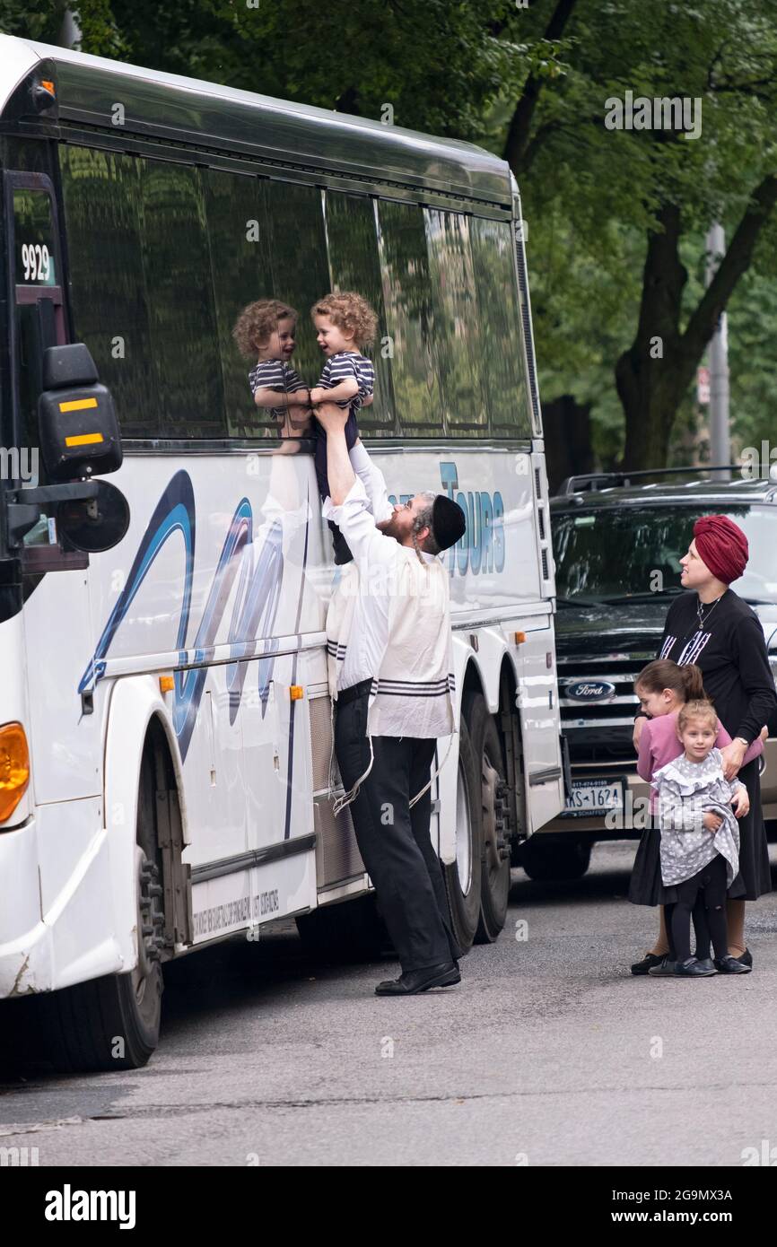 Orthodox jews and family hi-res stock photography and images - Alamy