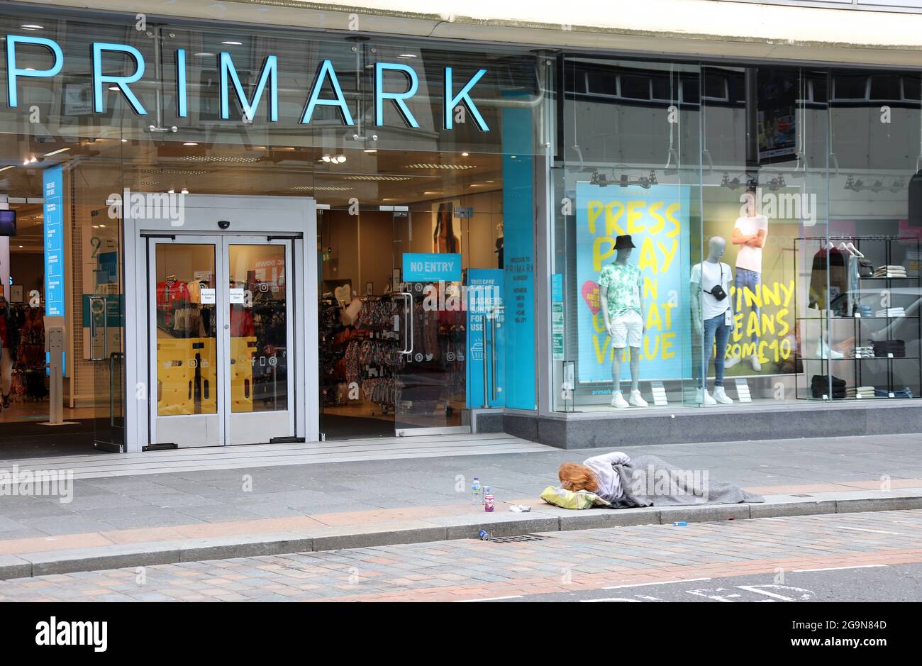 Sleeping woman outside a Primark store in Glasgow Stock Photo - Alamy