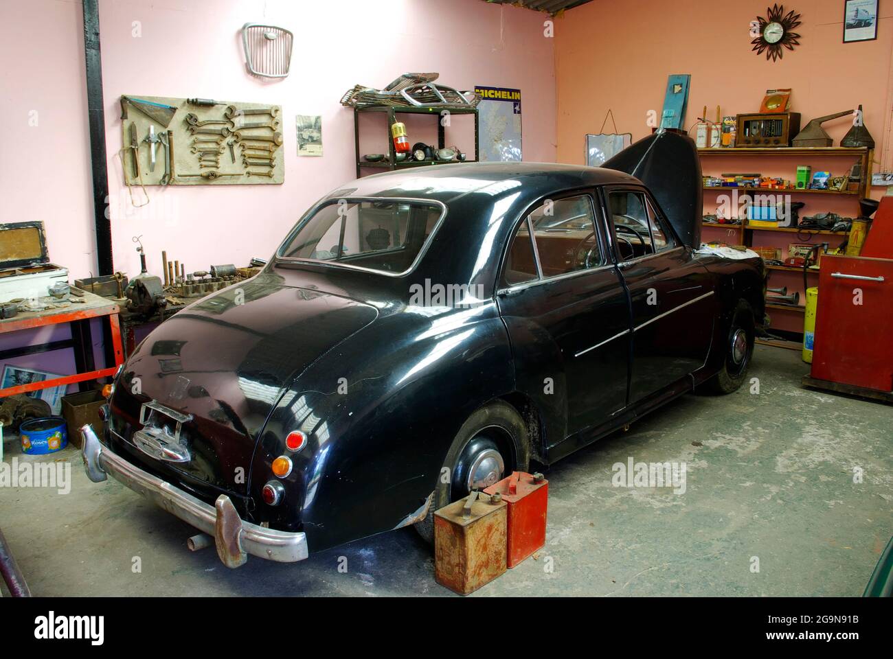 Recreation of garage at the 1950`s Museum, Denbigh Stock Photo - Alamy