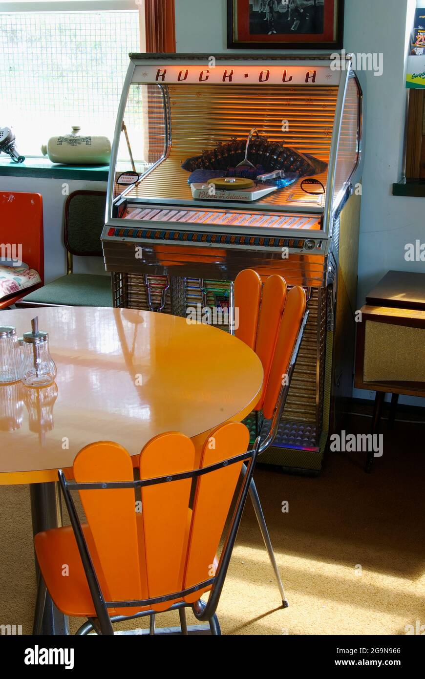 1950s record player hi-res stock photography and images - Alamy