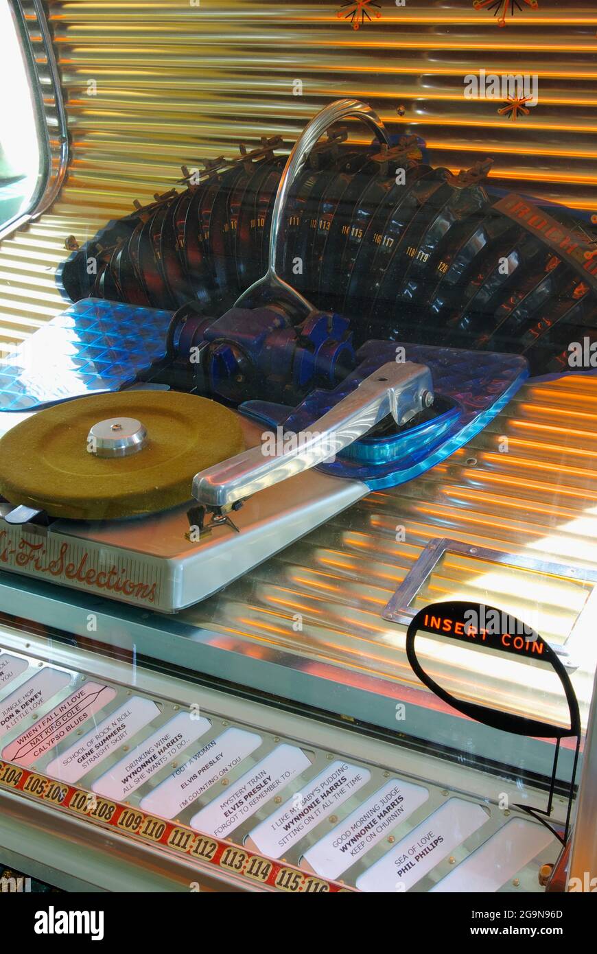 Record player 1950s hi-res stock photography and images - Alamy