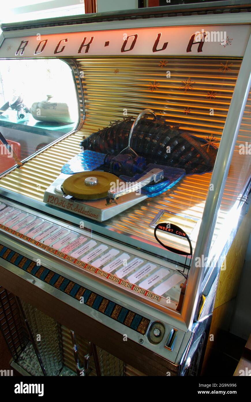 Record player 1950s hi-res stock photography and images - Alamy