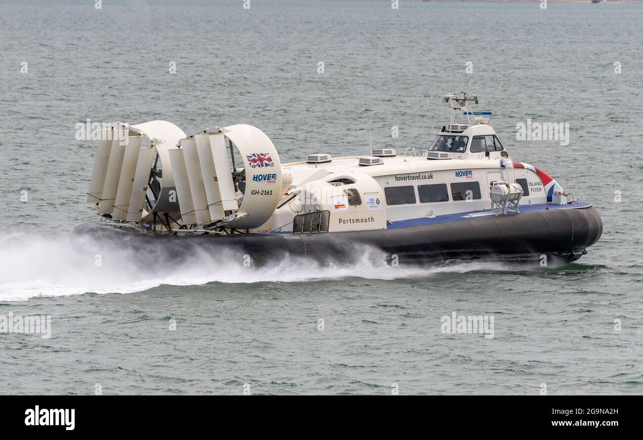portsmouth to ryde isle of wight hovercraft service crossing the solent ...