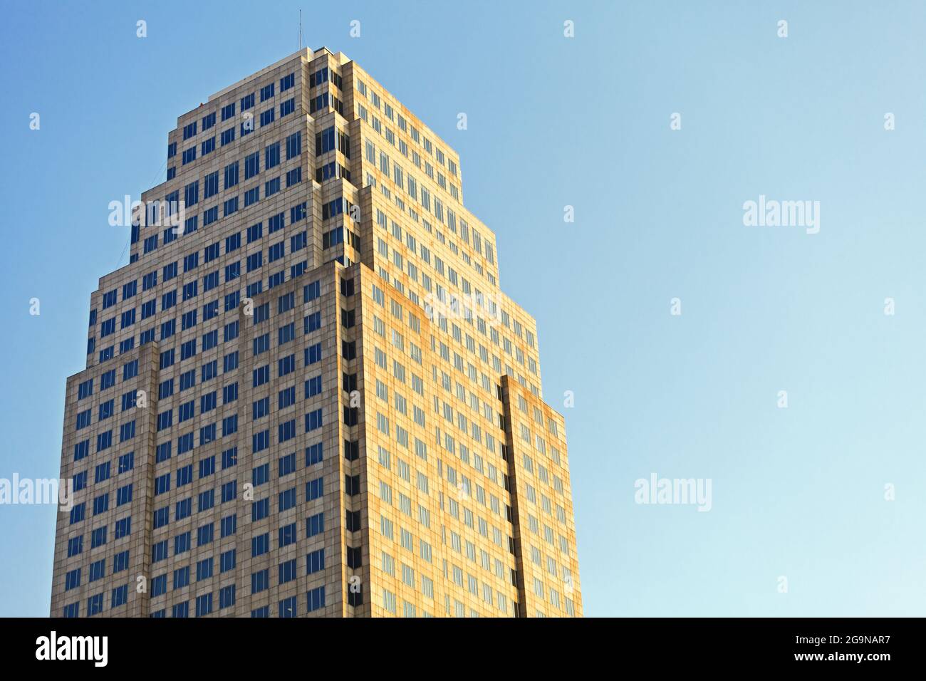 Sunlight office building hi-res stock photography and images - Alamy