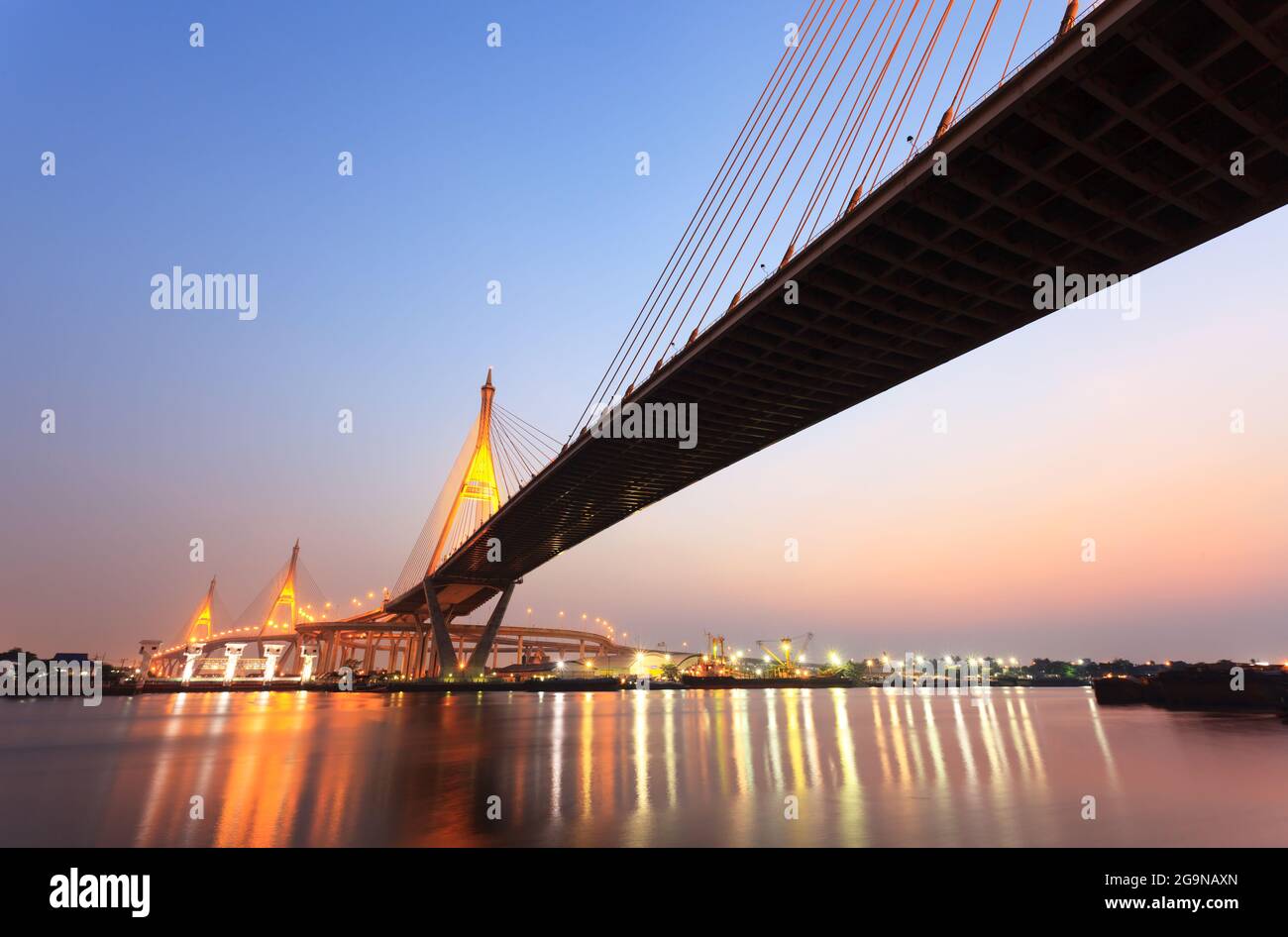 Huge bridge hi-res stock photography and images - Alamy