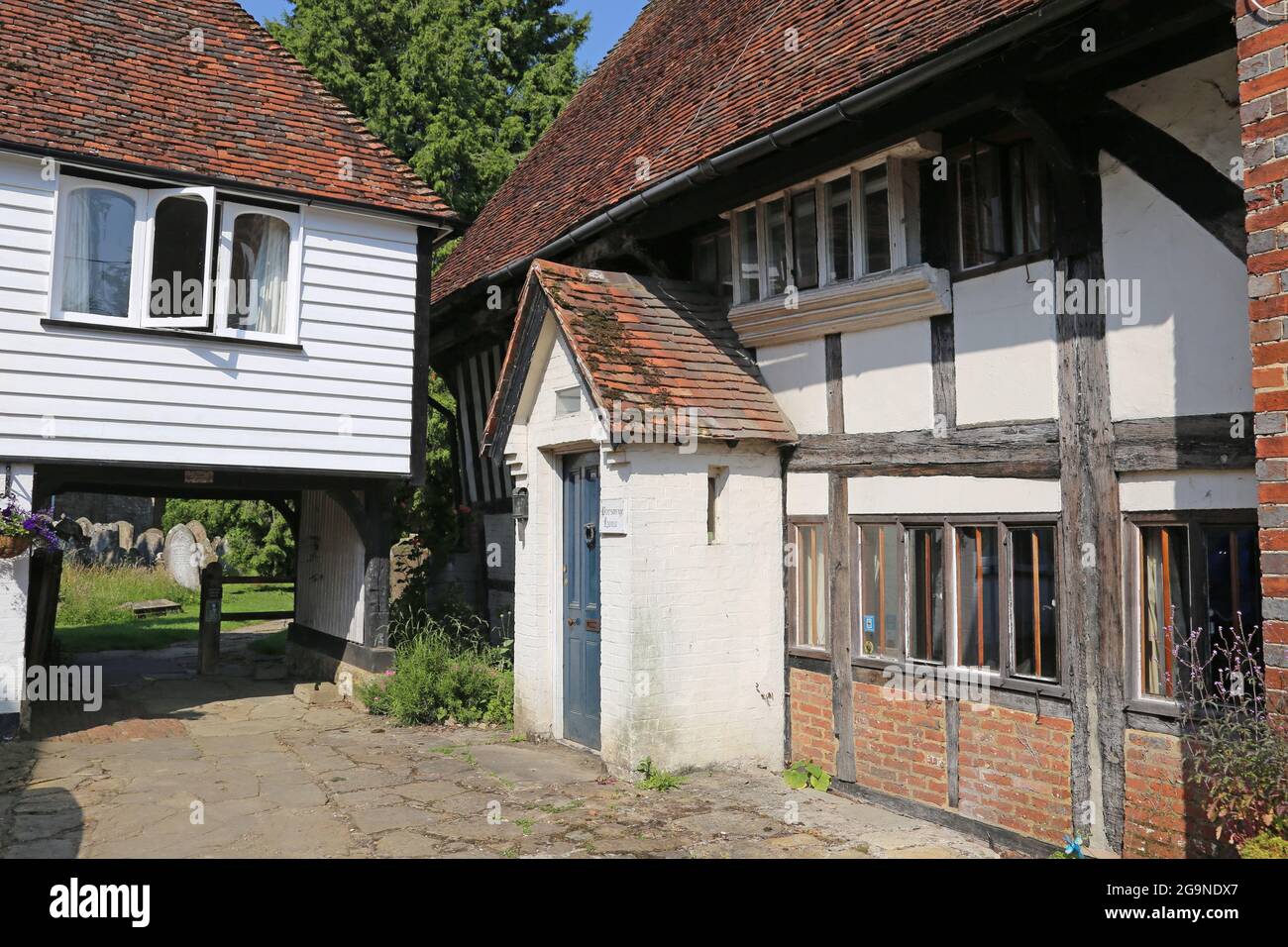 Lychgates hi-res stock photography and images - Alamy