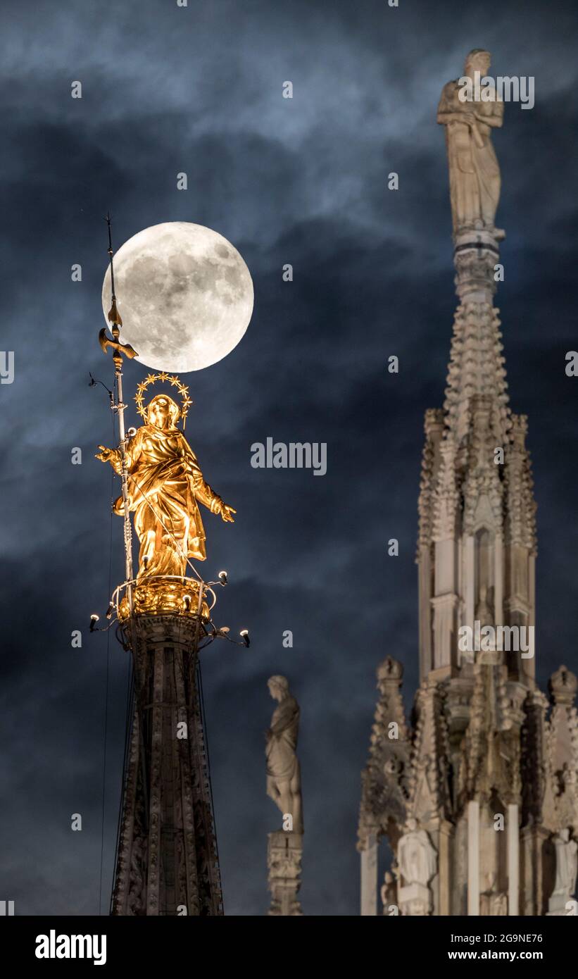 Supermoon at Duomo di Milano, Lombardy, Italy, Europe Stock Photo - Alamy