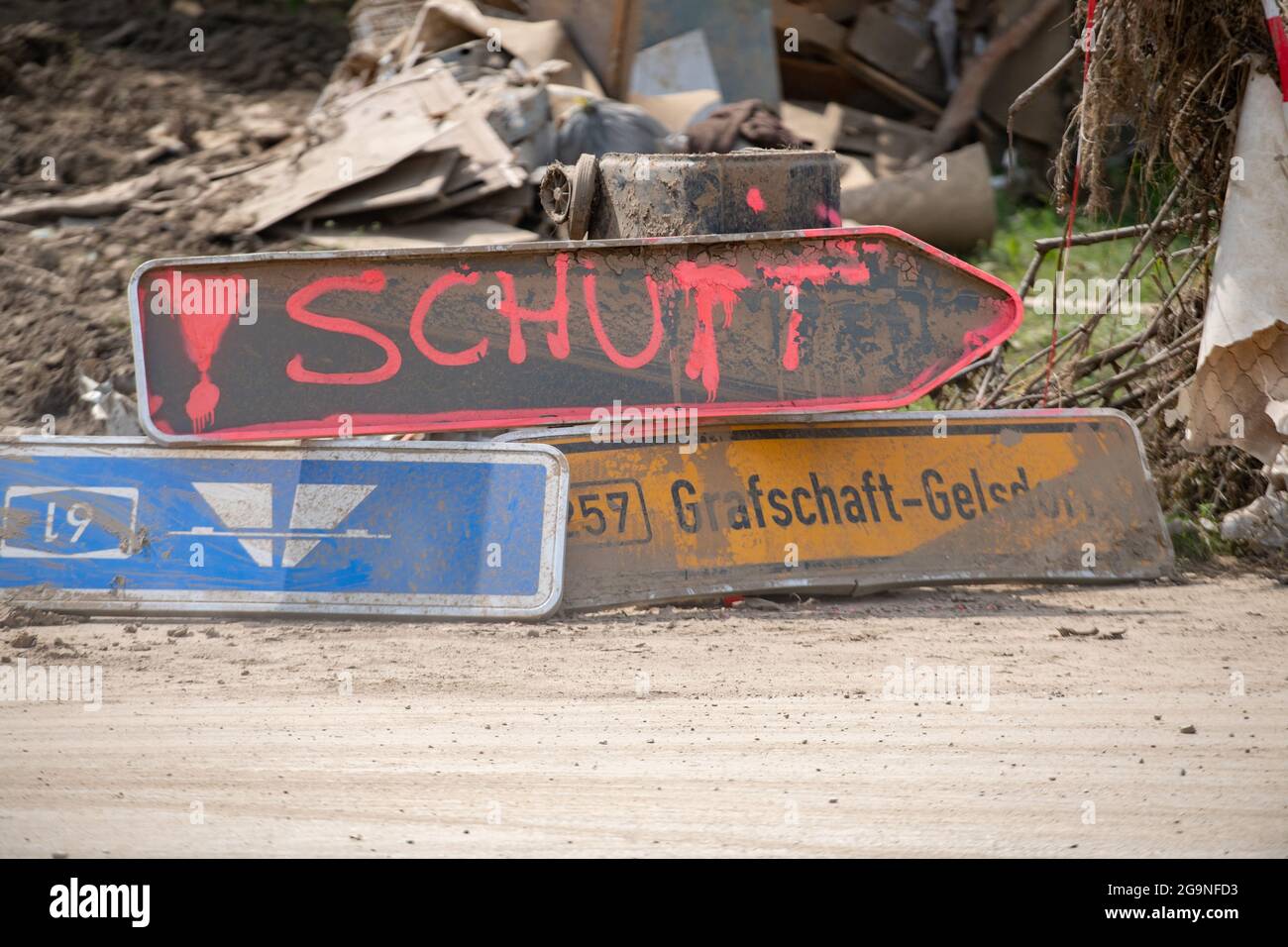 Improvised roads hi-res stock photography and images - Alamy