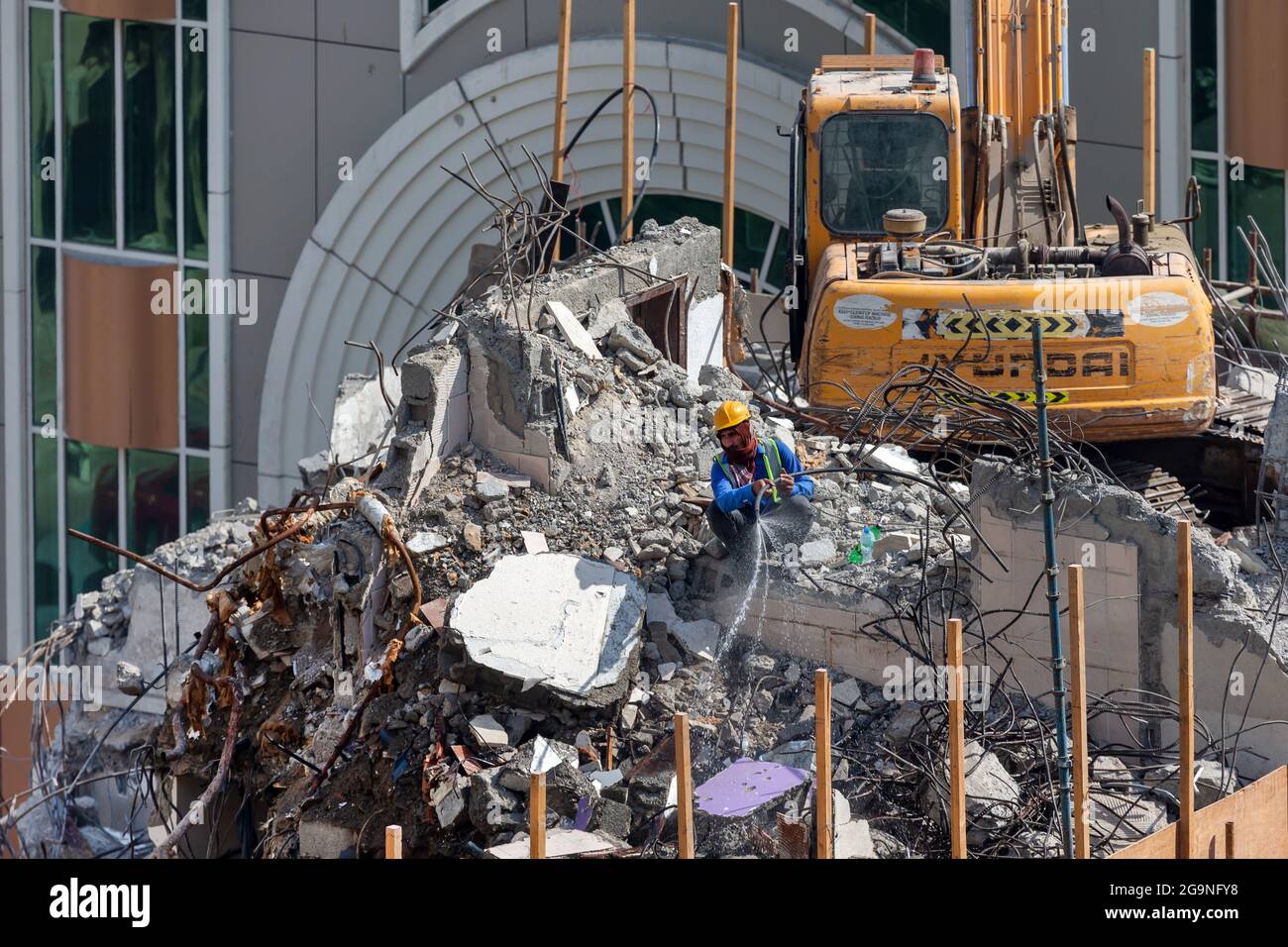 Construction dismantling tower crane hi-res stock photography and ...