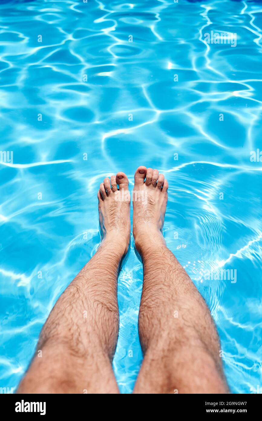 Feet underwater in pool hi-res stock photography and images - Alamy
