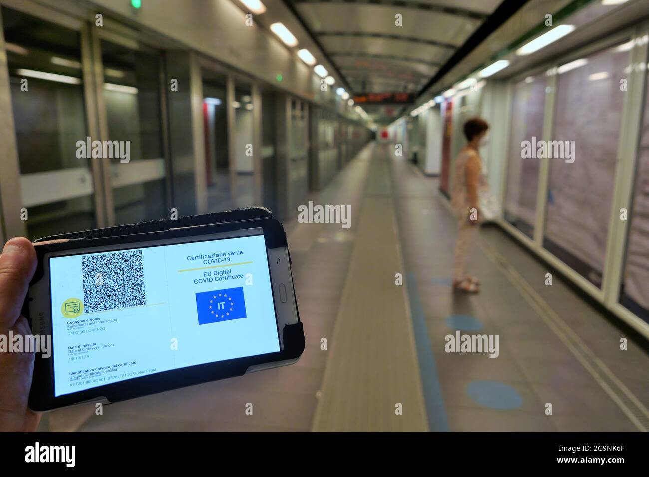 THE ITALIAN DIGITAL PASS WITH THE QR CODE NEEDED TO ACCESS THE SUBWAY ...