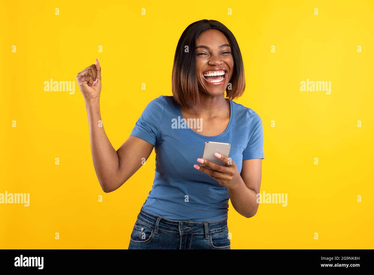Lady holding phone hi-res stock photography and images - Alamy