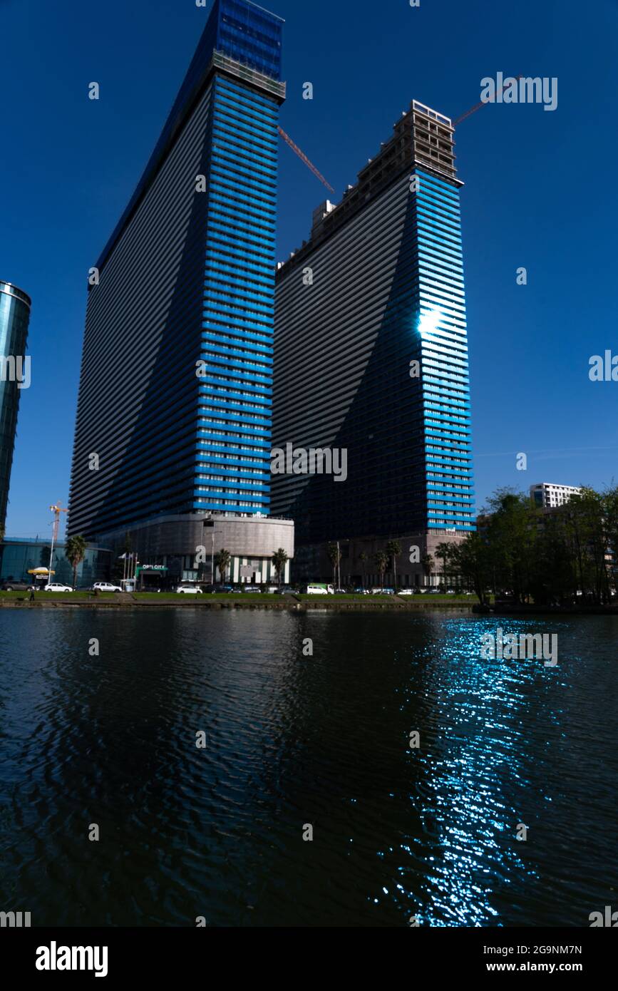 Reflection of high rise buildings hi-res stock photography and images ...