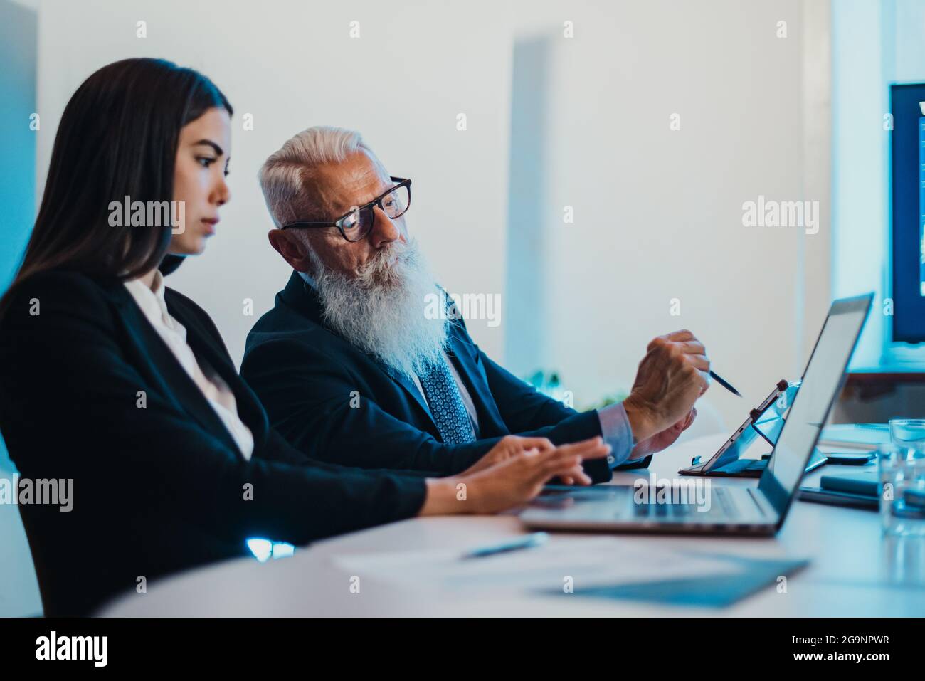 Businessman helping colleague hi-res stock photography and images - Alamy