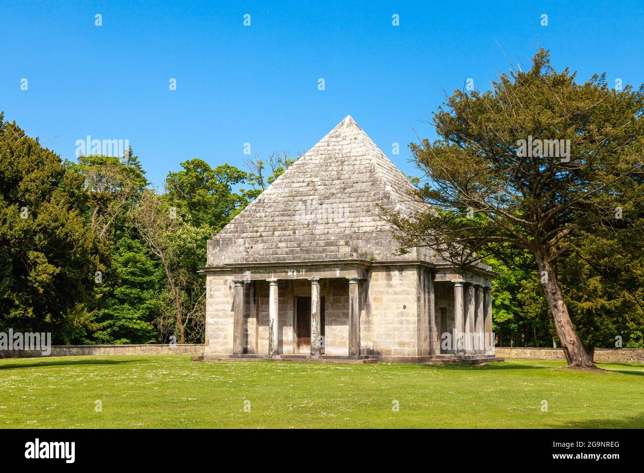 Pyramid shaped house hi-res stock photography and images - Alamy