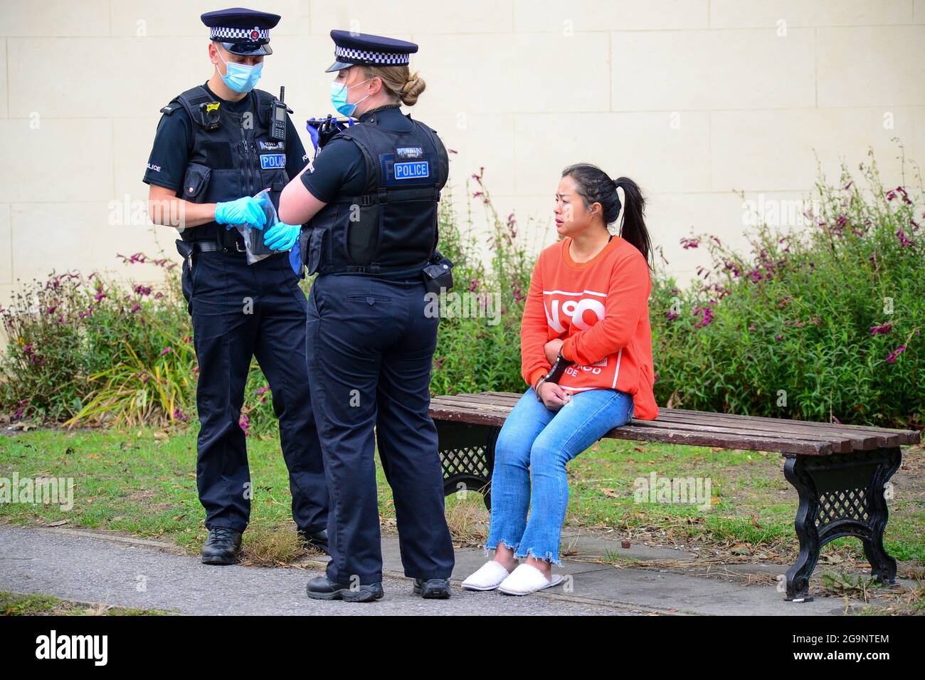 Kent police stand guard over a suspect Stock Photo - Alamy