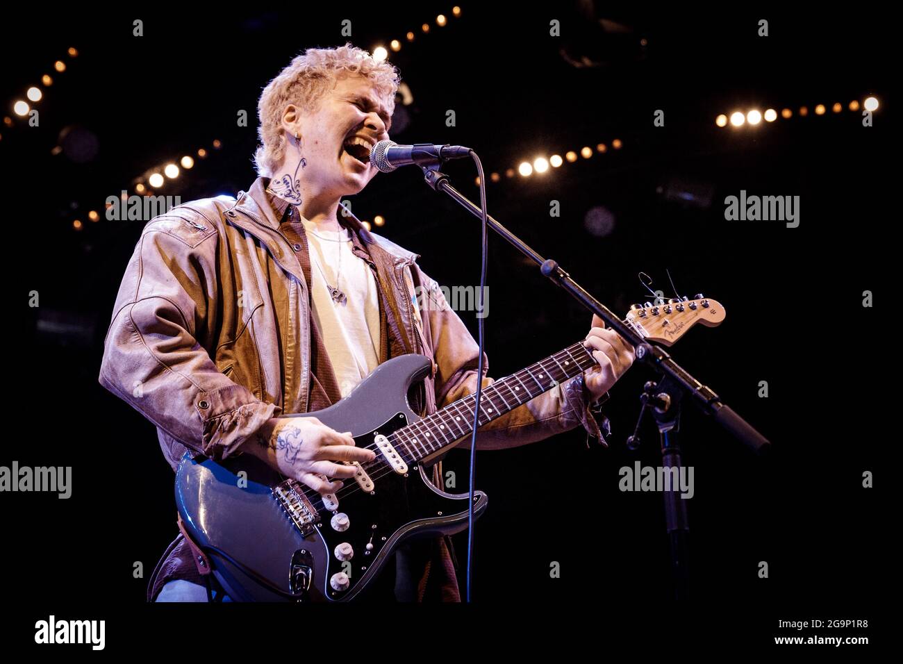 Girlpool hi-res stock photography and images - Alamy