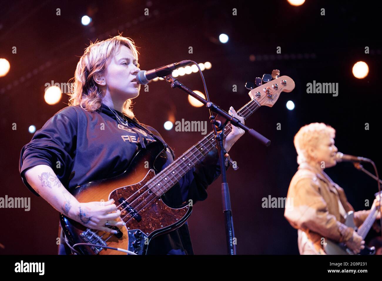 Girlpool hi-res stock photography and images - Alamy