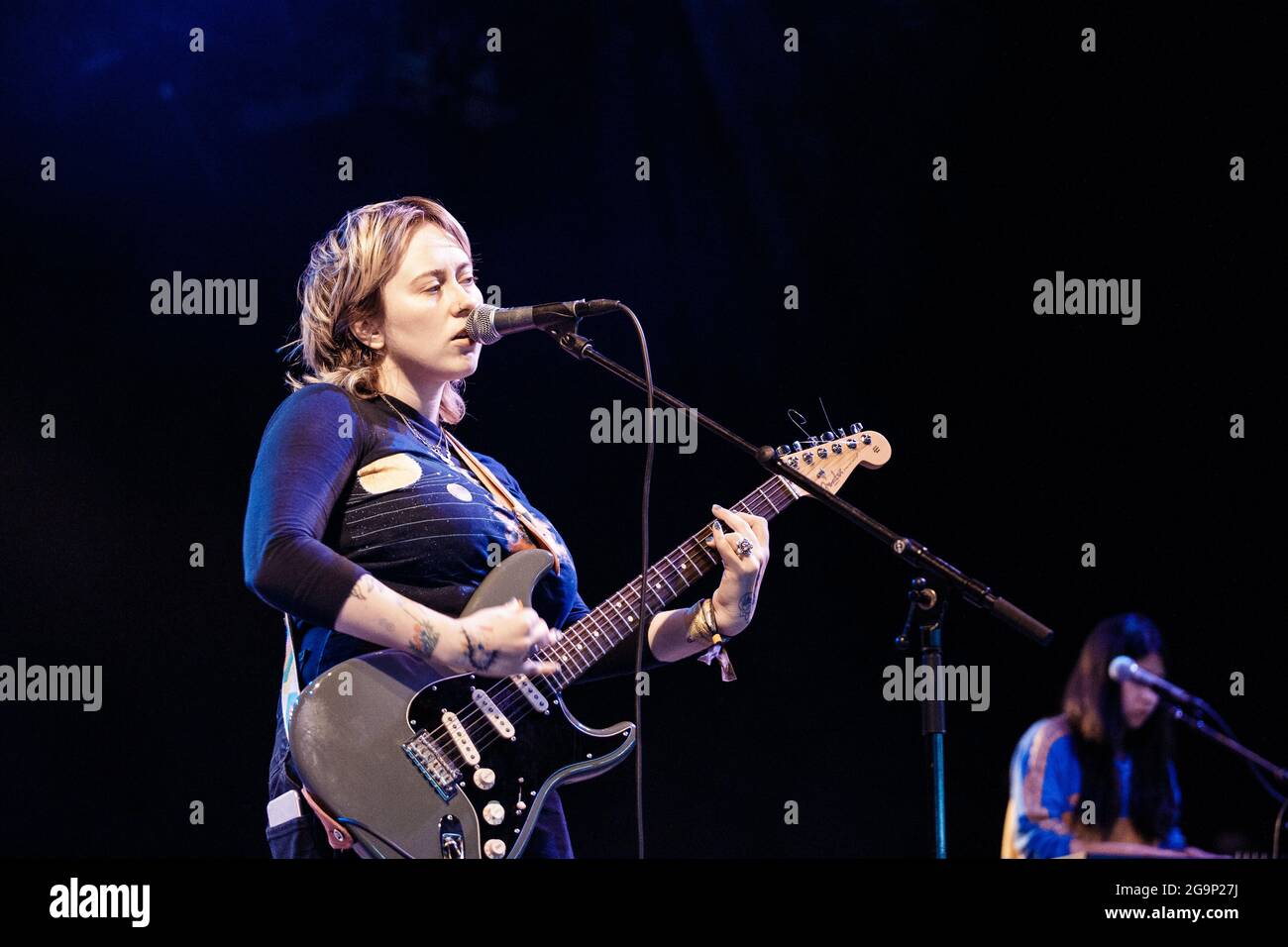 Girlpool hi-res stock photography and images - Alamy