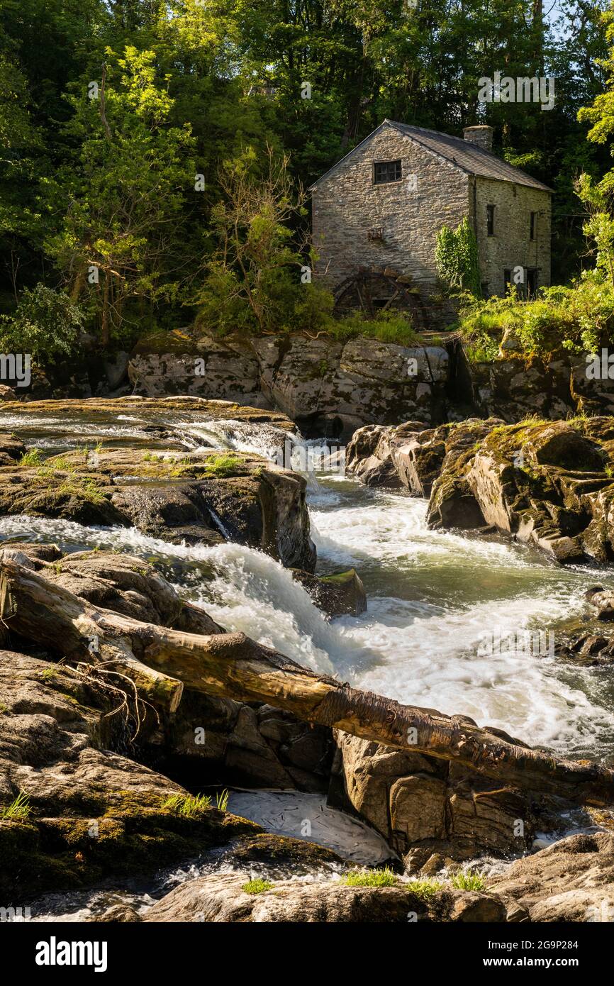 Cenarth coracle hi-res stock photography and images - Alamy