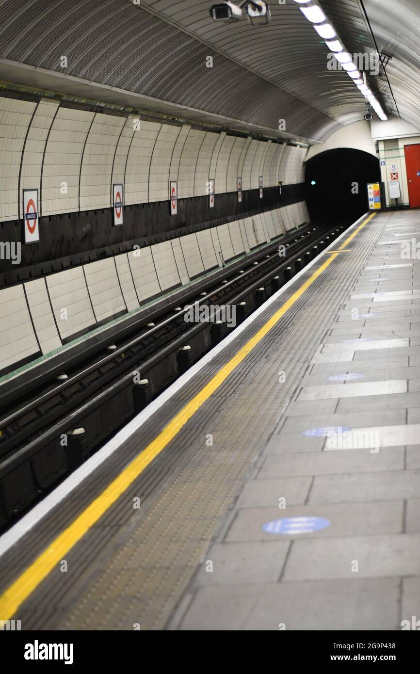An empty London tube station platform Stock Photo - Alamy