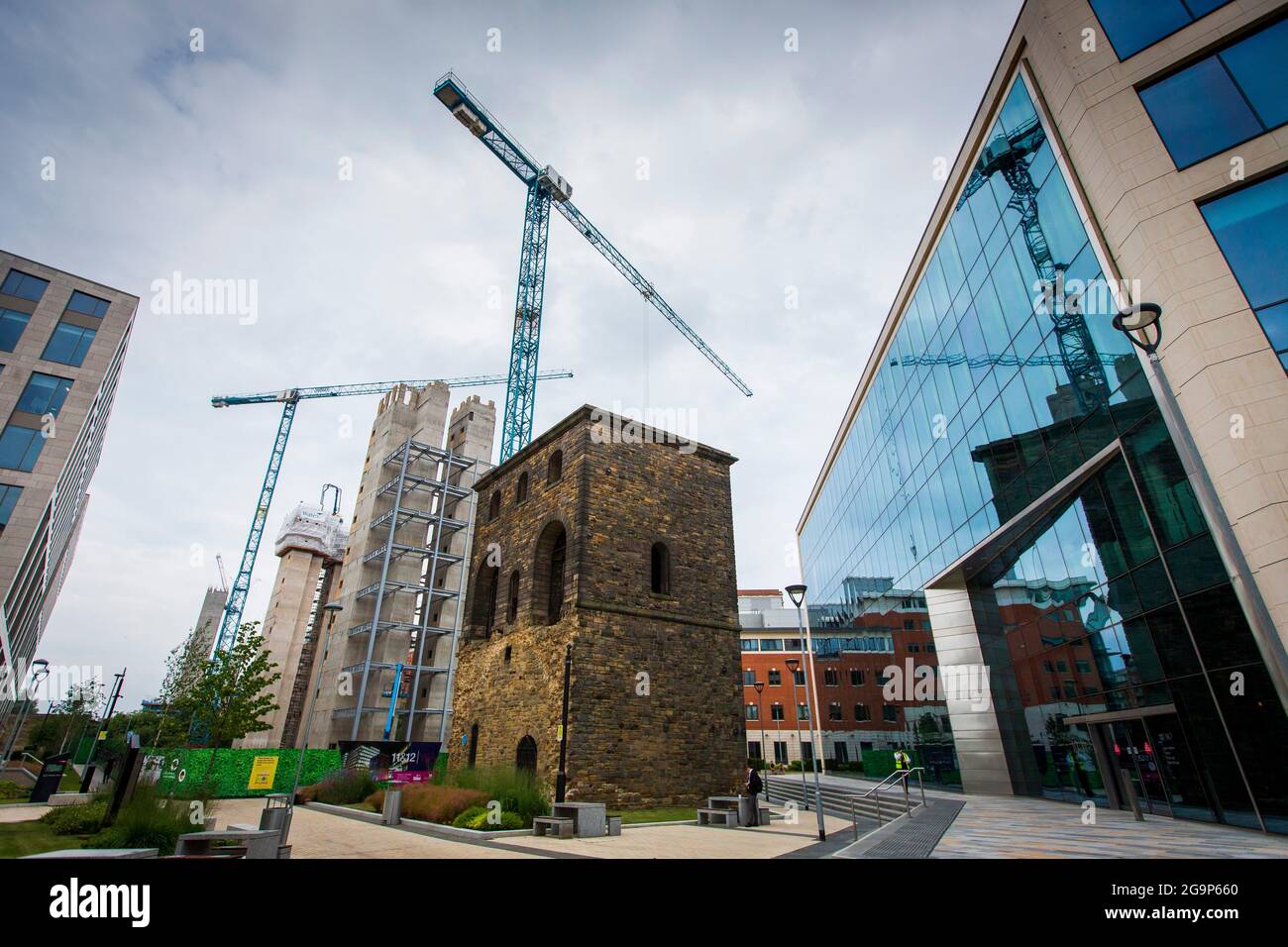 Leeds tower cranes hi-res stock photography and images - Alamy