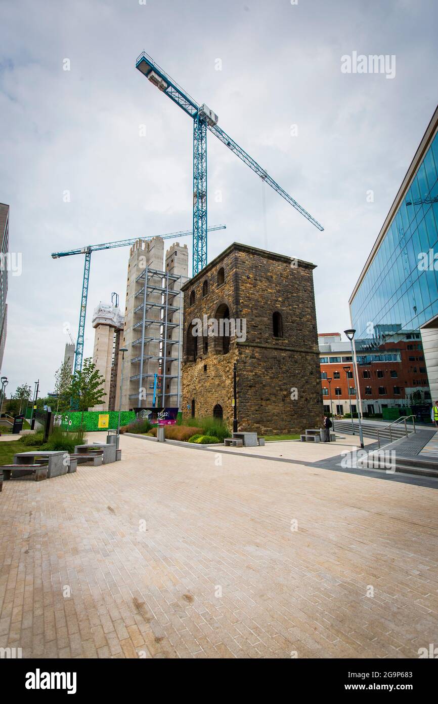 Leeds tower cranes hi-res stock photography and images - Alamy