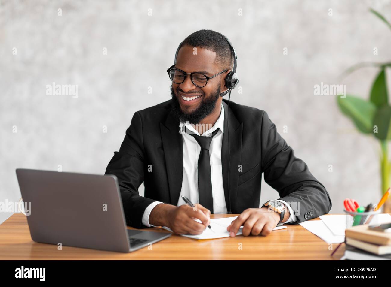 Laptop writing hi-res stock photography and images - Alamy