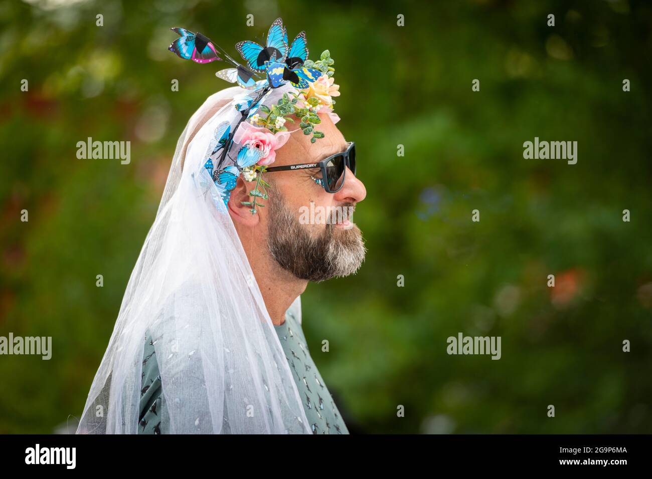 Man dressed as bride hi-res stock photography and images - Alamy