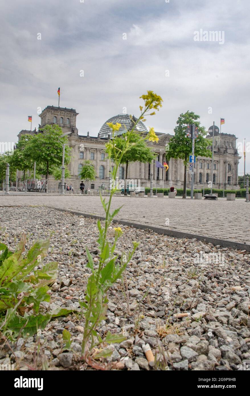 Berlin-Das Reichstagsgebäude ist der Sitz des Deutschen Bundestages und ...