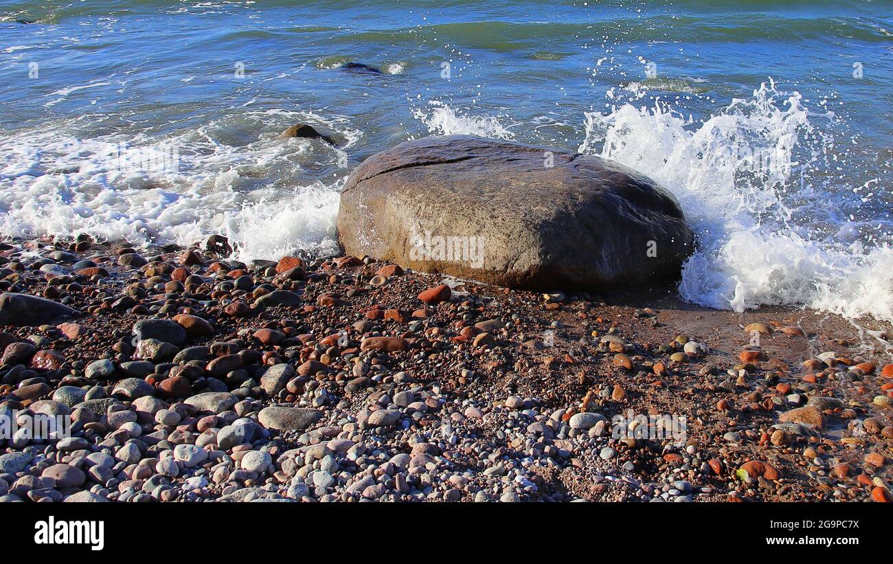 Shoreline rock hi-res stock photography and images - Alamy