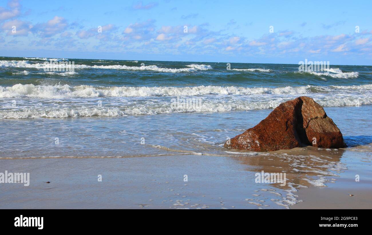 Shoreline rock hi-res stock photography and images - Alamy