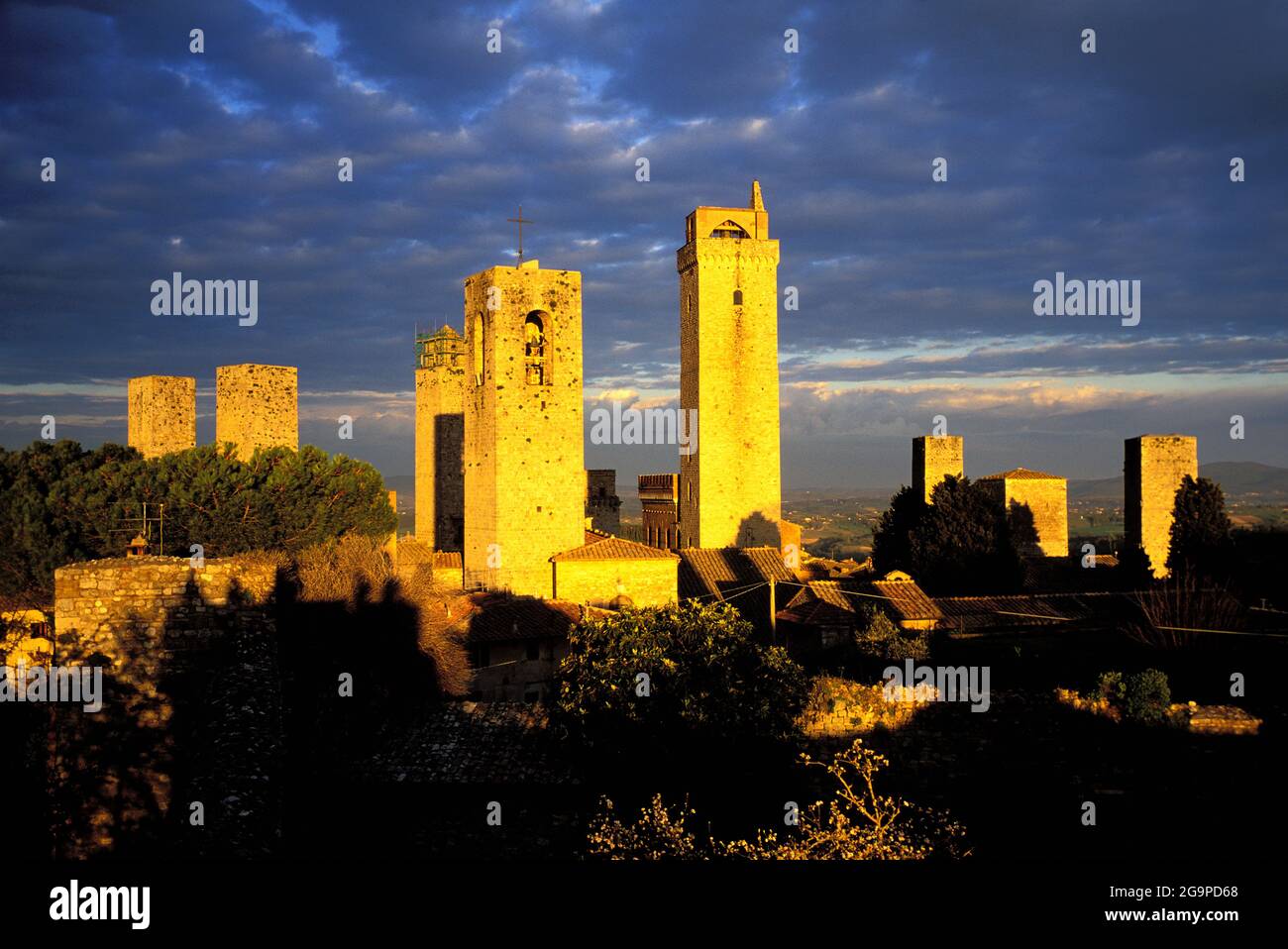 Italie, Toscane, Province de Sienne, Village de San Gimignano // Italy ...