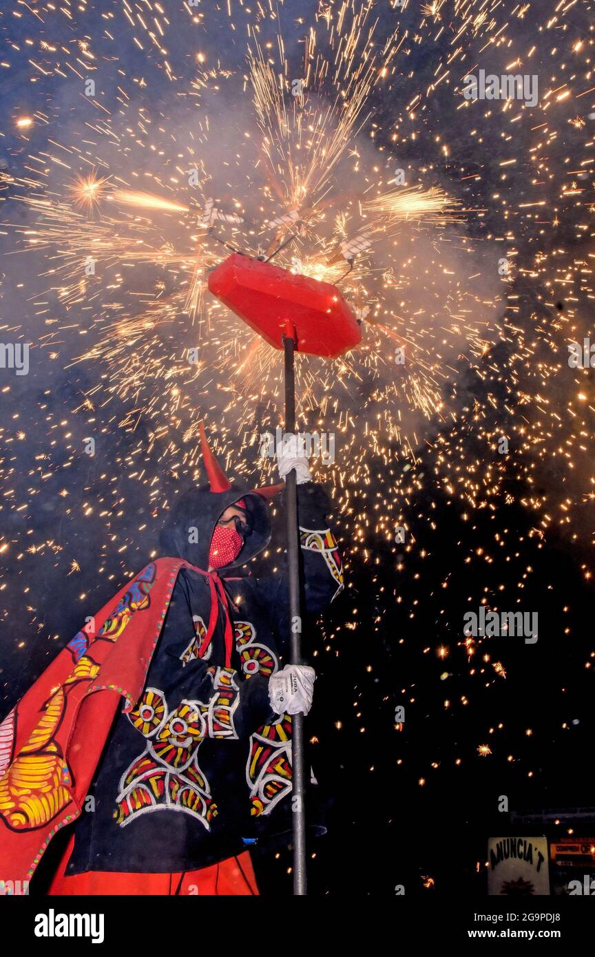 Catalan man in traditional dress hi-res stock photography and images ...