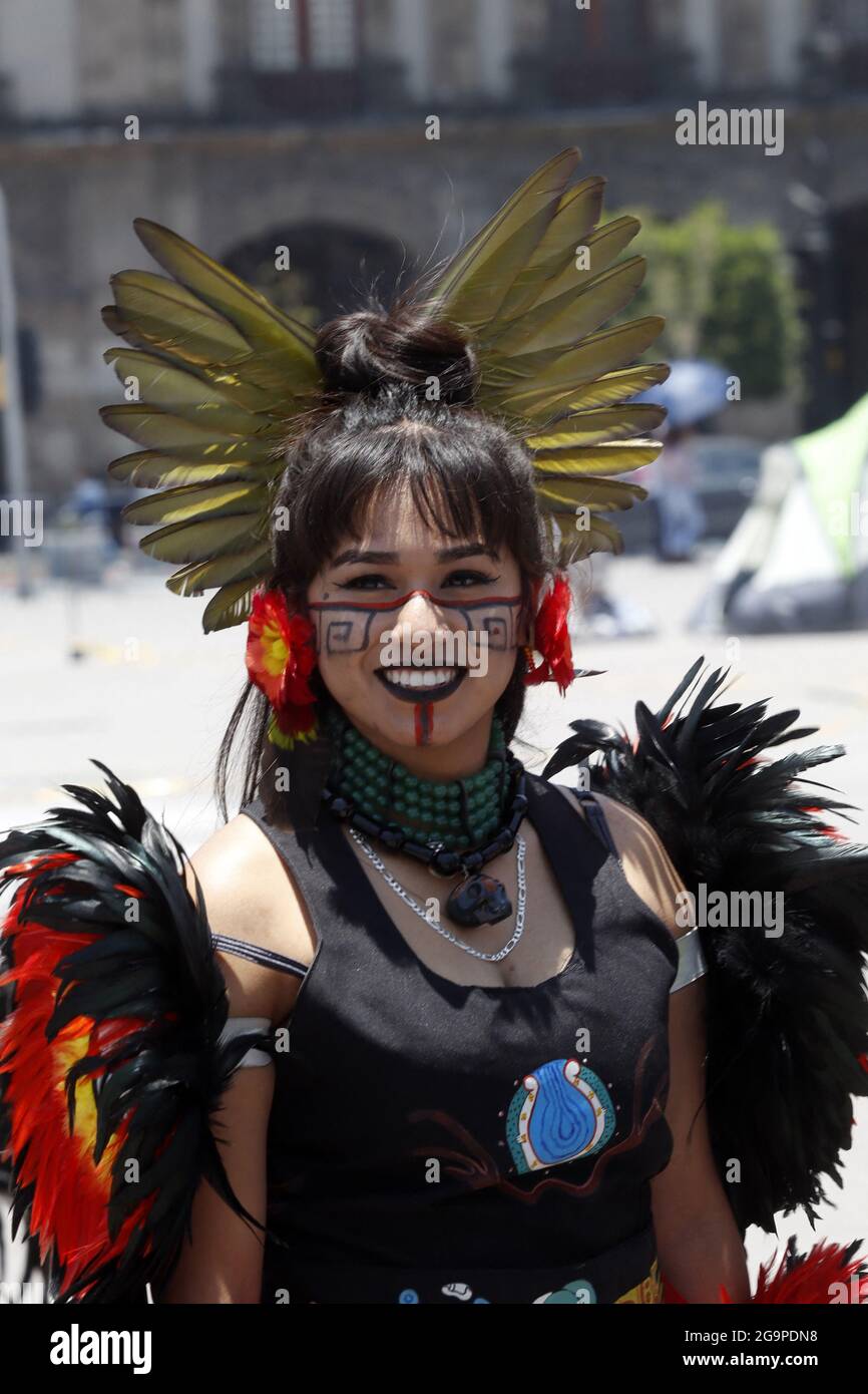 Pre-Hispanic dancers, musicians and creators of offerings take part ...