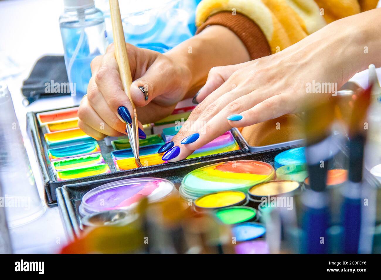 Artist hands paints hi-res stock photography and images - Alamy