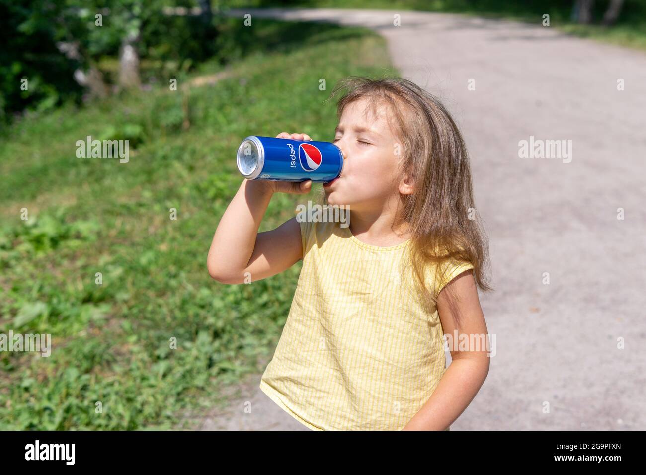 People drink pepsi hi-res stock photography and images - Alamy