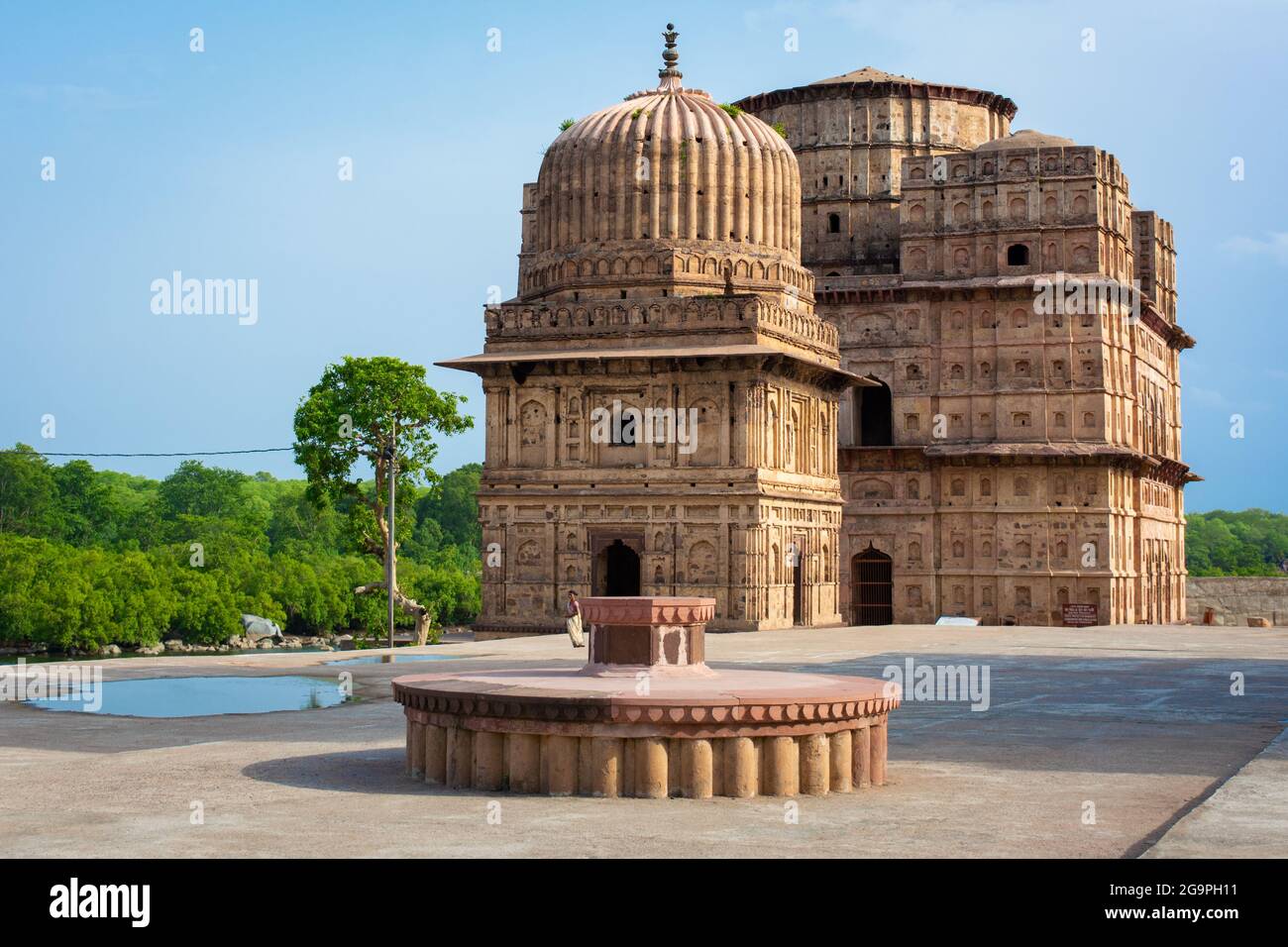 View of royal cenotaphs (Chhatris) of Orchha, Madhya Pradesh, India ...