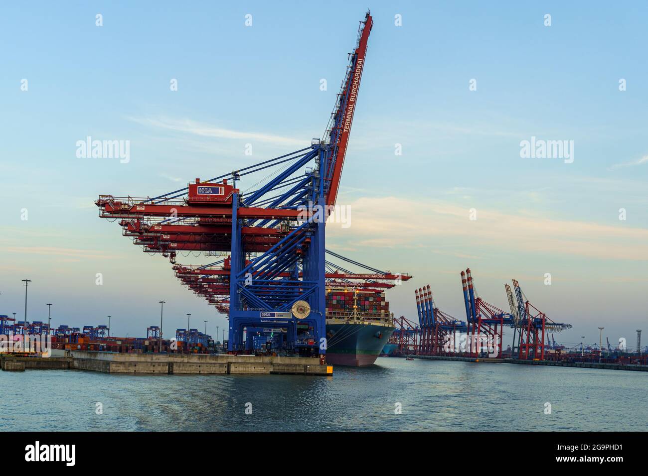 HAMBURG, GERMANY - Aug 08, 2020: The cranes and container ship in the ...