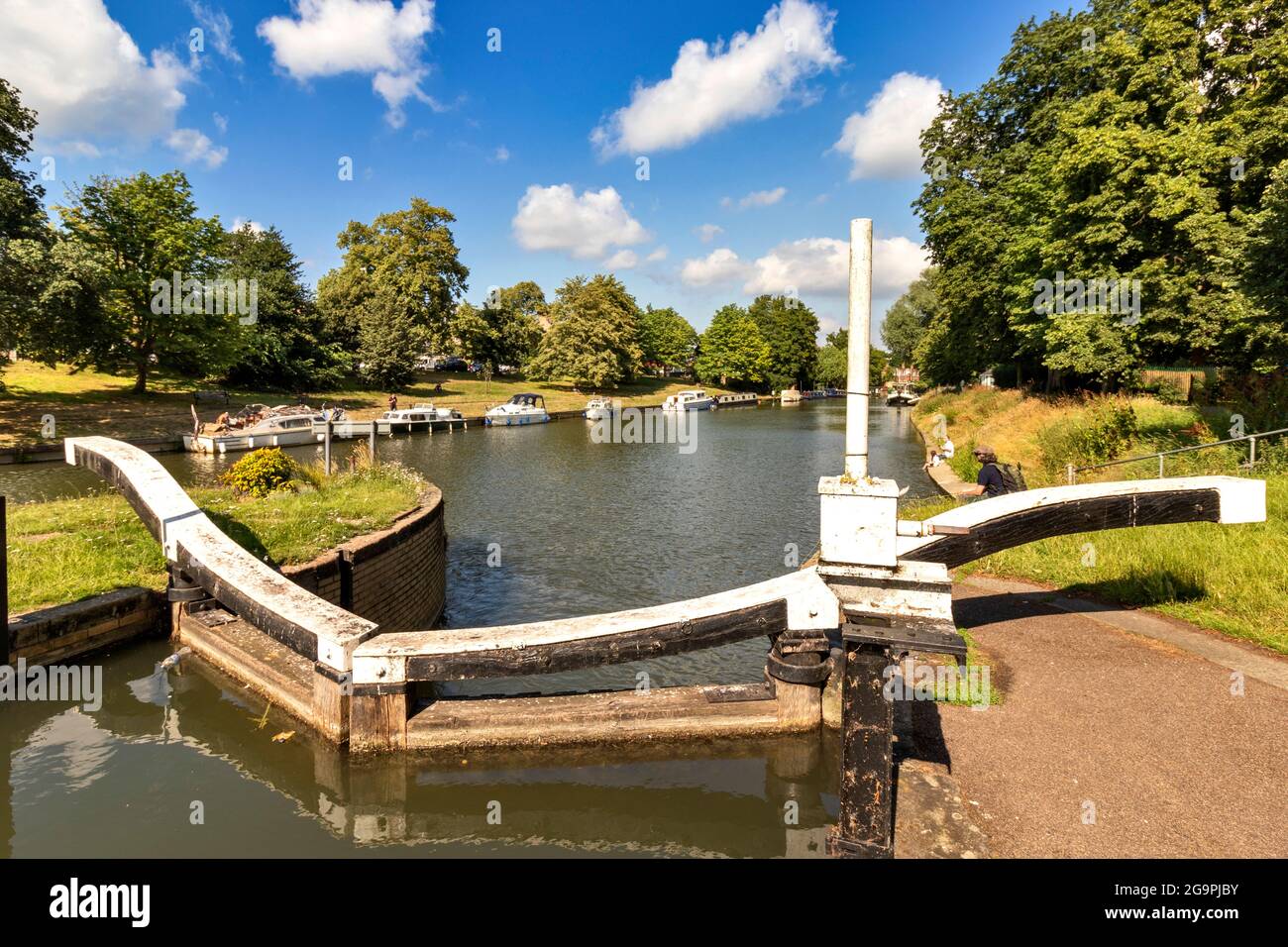 CAMBRIDGE ENGLAND RIVER CAM JESUS LOCK IN SUMMER Stock Photo - Alamy