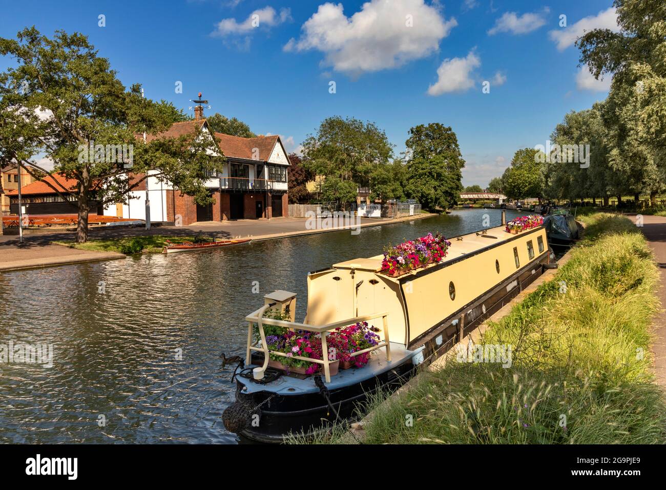 CAMBRIDGE ENGLAND RIVER CAM NARROWBOAT WITH COLOURFUL FLOWERS IN FRONT ...