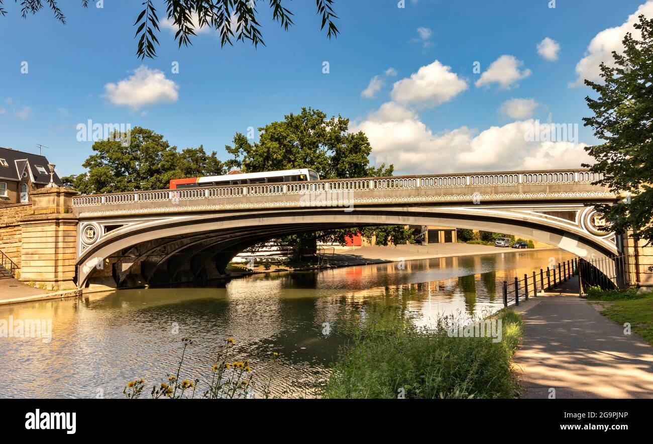 CAMBRIDGE ENGLAND RIVER CAM VICTORIA STREET BRIDGE OVER THE RIVER Stock ...