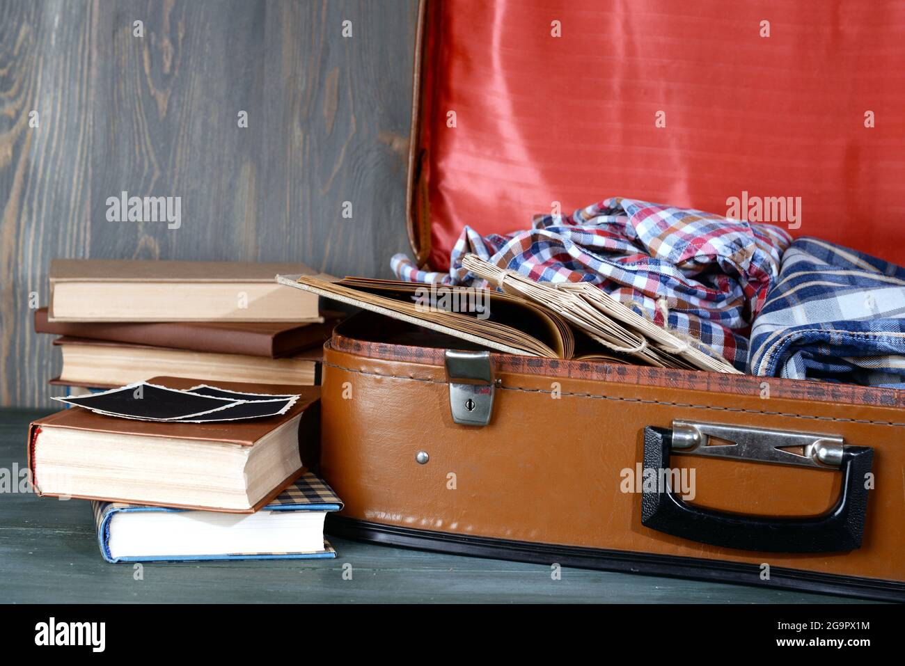 Open suitcase books hi-res stock photography and images - Alamy