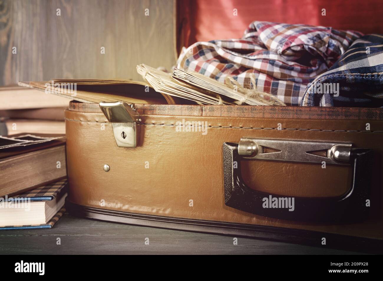 Open suitcase books hi-res stock photography and images - Alamy
