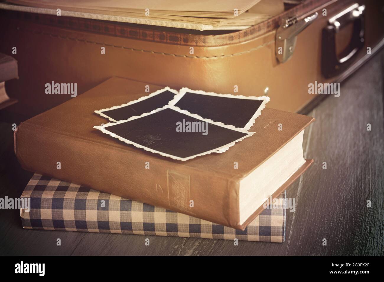 Open suitcase books hi-res stock photography and images - Alamy