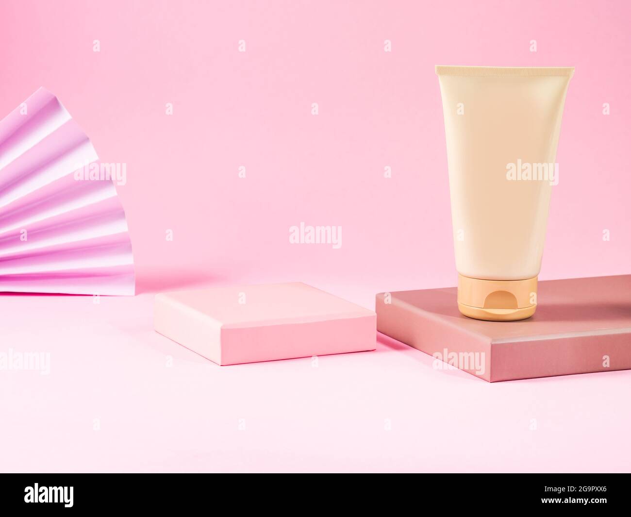 Tube displays hi-res stock photography and images - Alamy