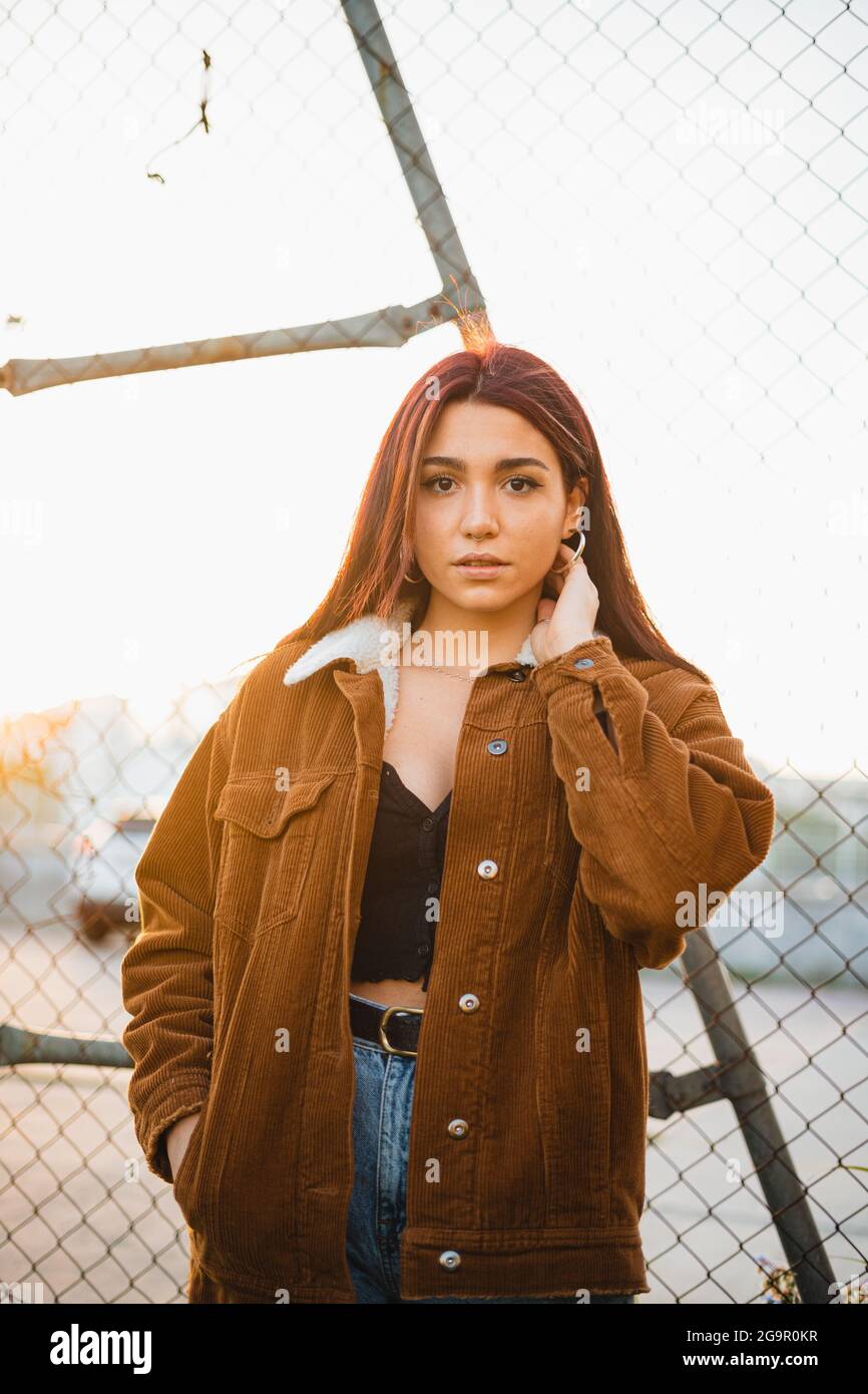 Girl standing chain link fence hi-res stock photography and images - Alamy