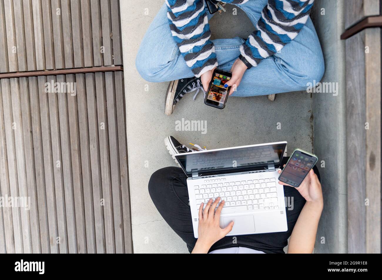 Digital using smart phones hi-res stock photography and images - Alamy